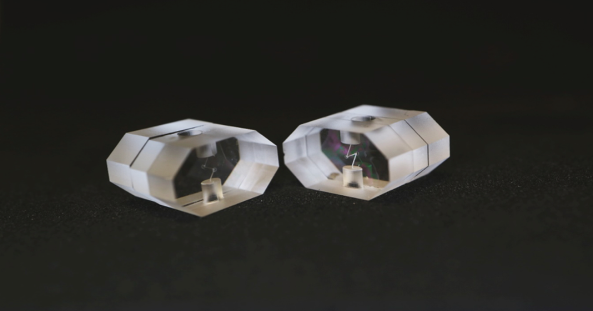 Students Test Nano-Volume HPLC Flow Cells in Glass